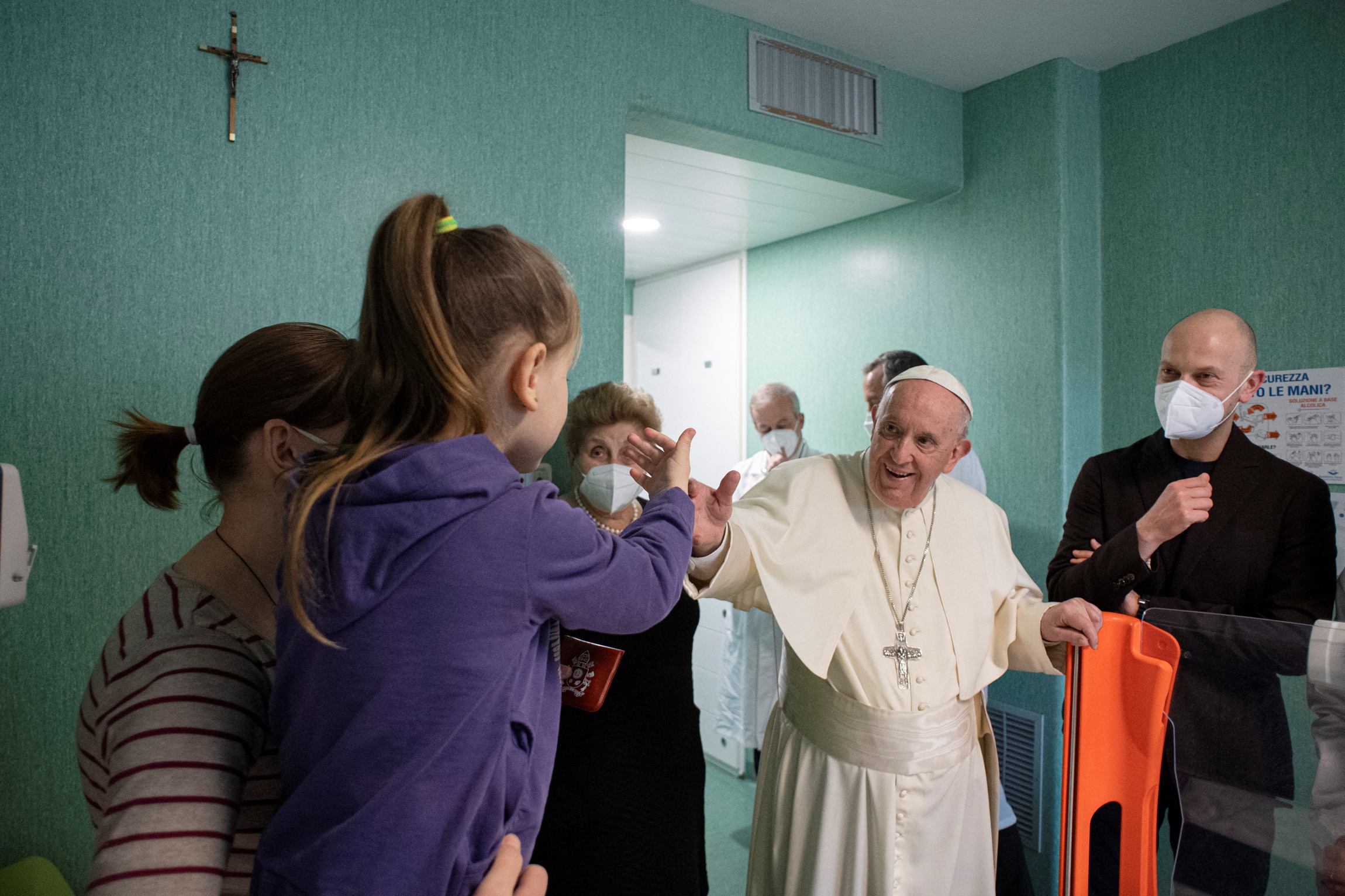 ローマ法王フランシスコは、ロシアの侵略から逃れ、ローマの病院で回復中のウクライナの子供たちを訪問しました Infobae