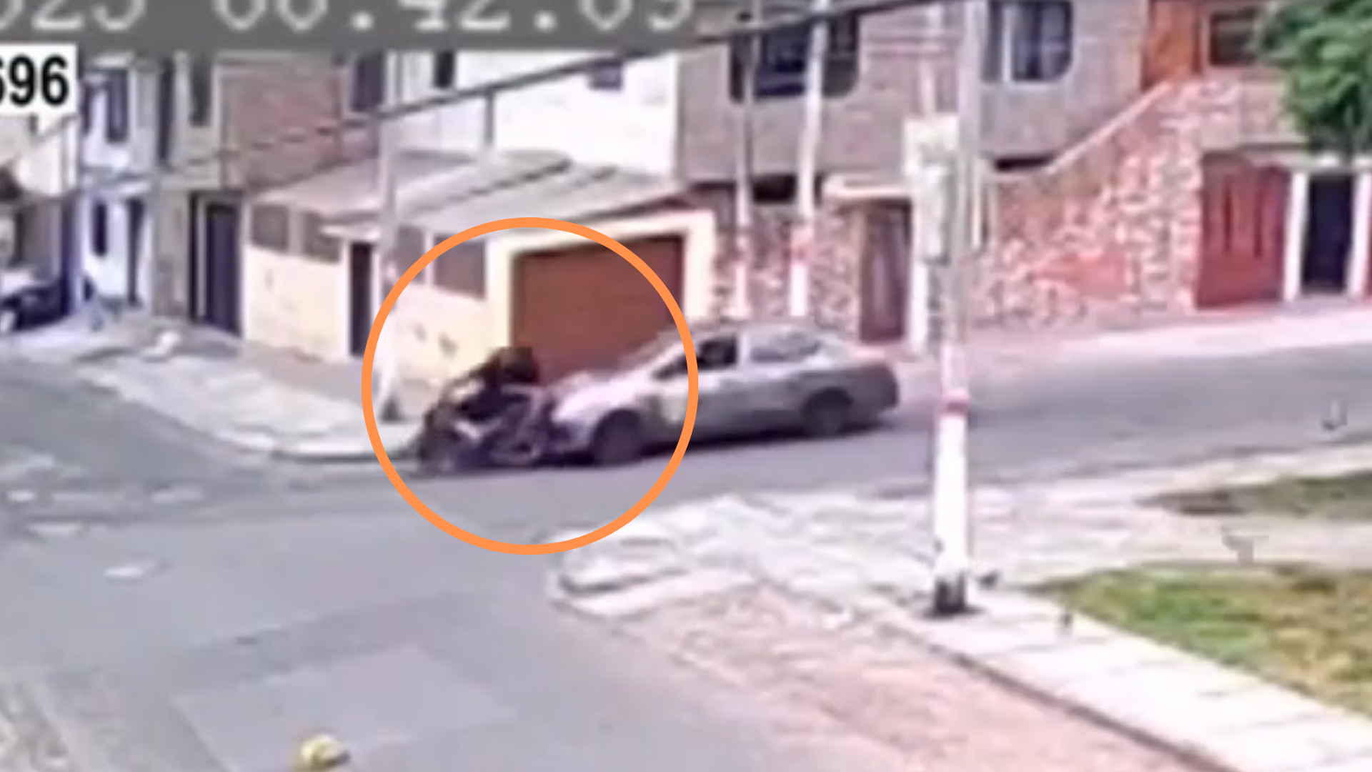 Patrullero Embistió A Una Moto Donde Ladrones Intentaban Escapar En San