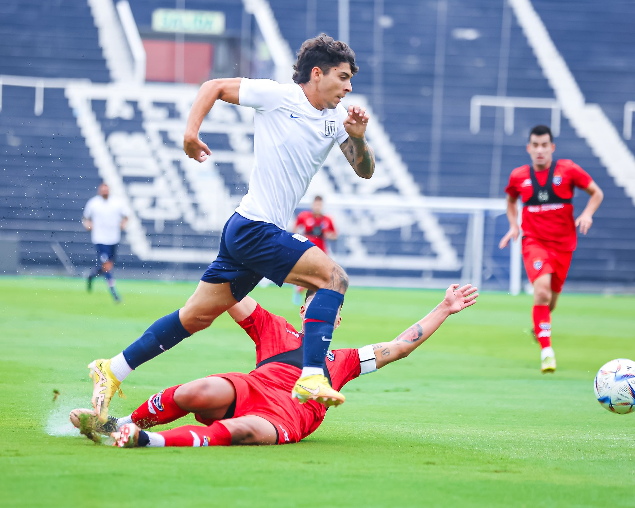 Hinchas De Alianza Lima Protestaron Contra Agustín Lozano A Las Afueras