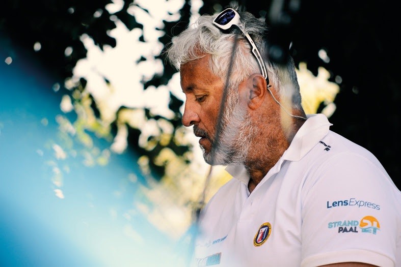 Francia El Regatista Francés Yvan Bourgnon Presenta Manta Un Catamarán Que Limpiará