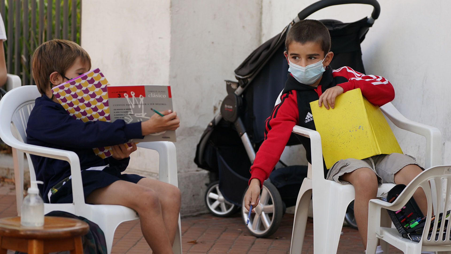 En Busca De Clases Presenciales Padres Del Conurbano Bonaerense Intentan Cambiar A Sus Hijos A