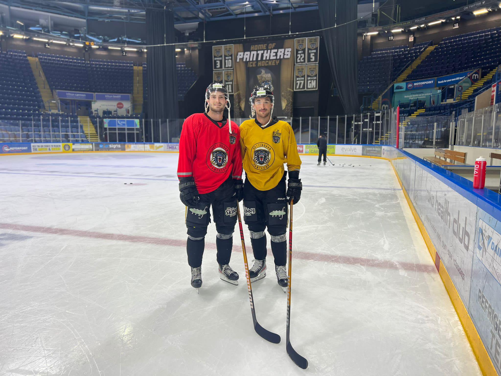 Coup de lame mortel: deux anciens Phoenix dévastés par la scène