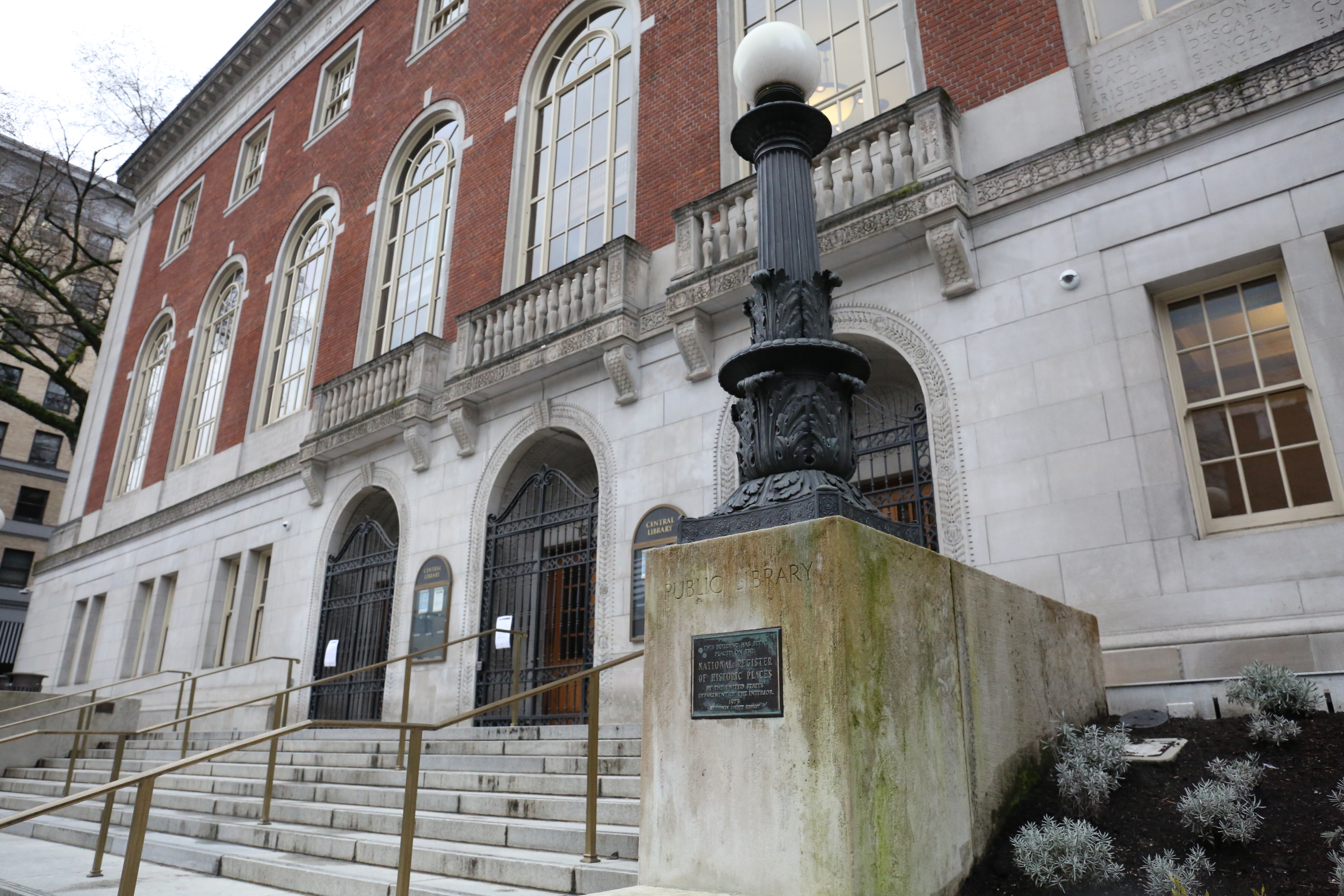 Multnomah County releases footage preceding library stabbing after back ...