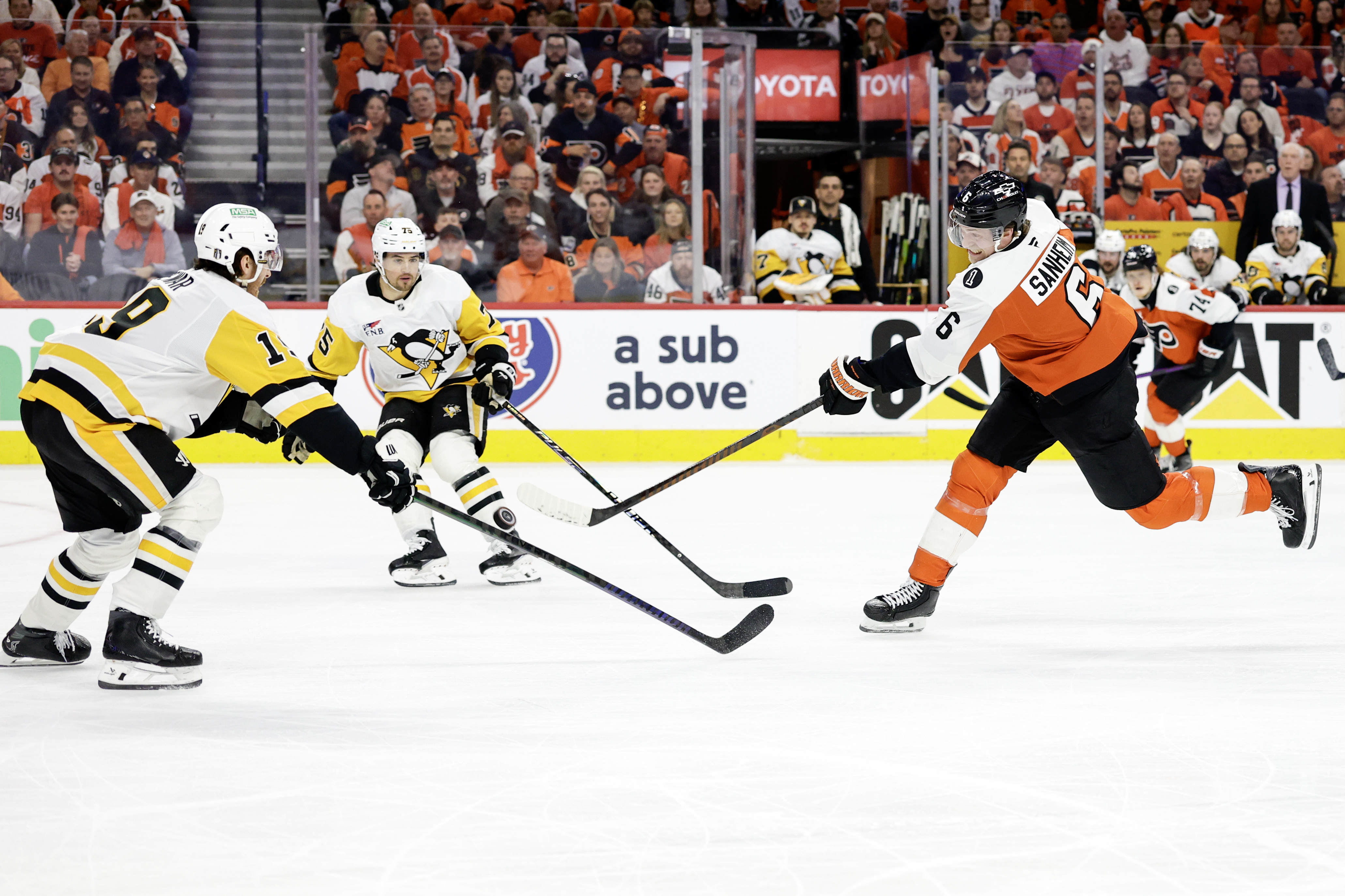 Flyers feed off crowd, gain momentum from melee in Game 3 win