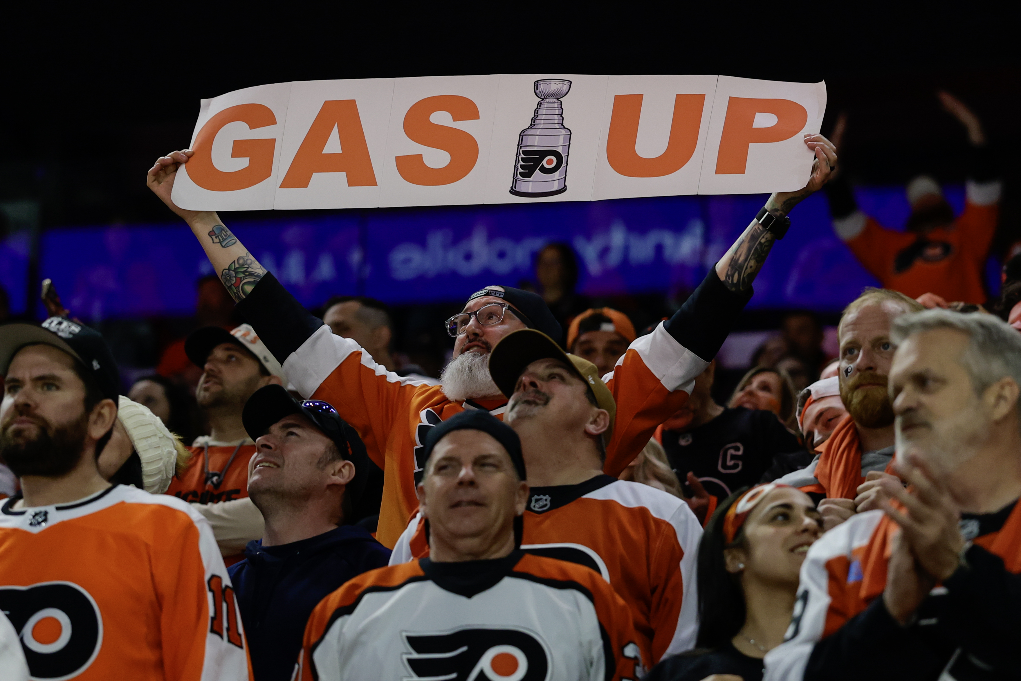 Flyers feed off crowd, gain momentum from melee in Game 3 win
