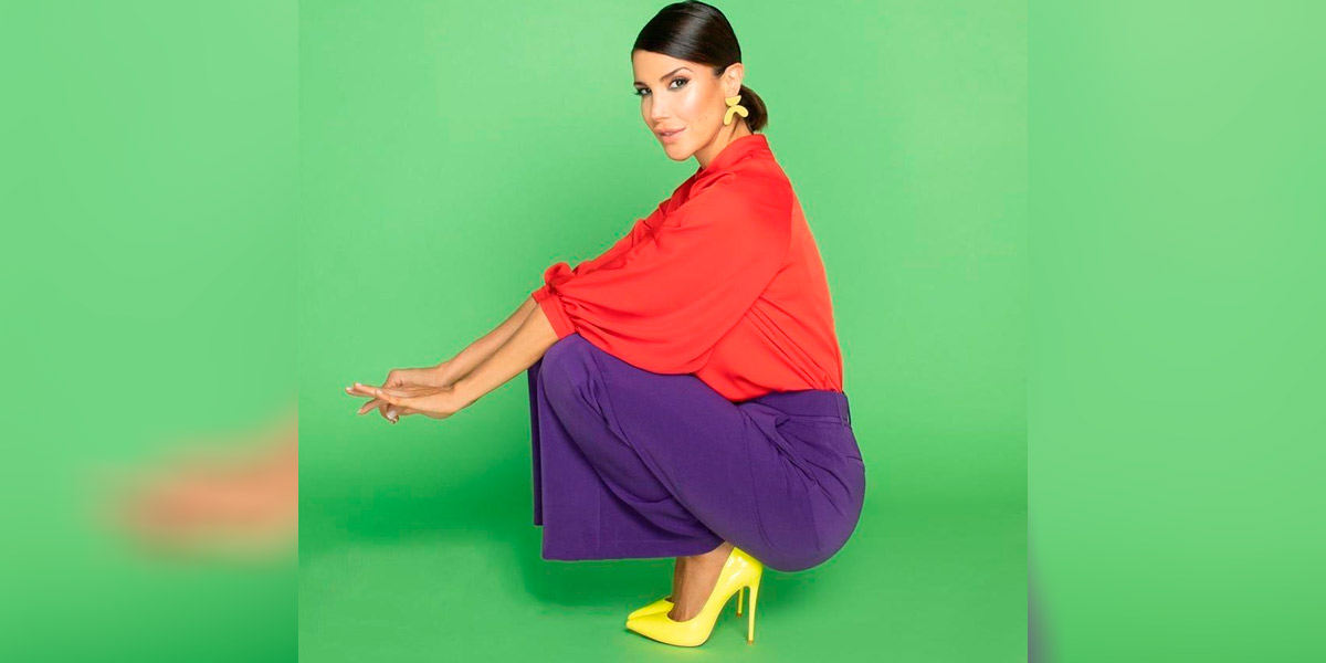 En top, pollera y tacos, Andrea Rincón posó y se entregó al fin de ...