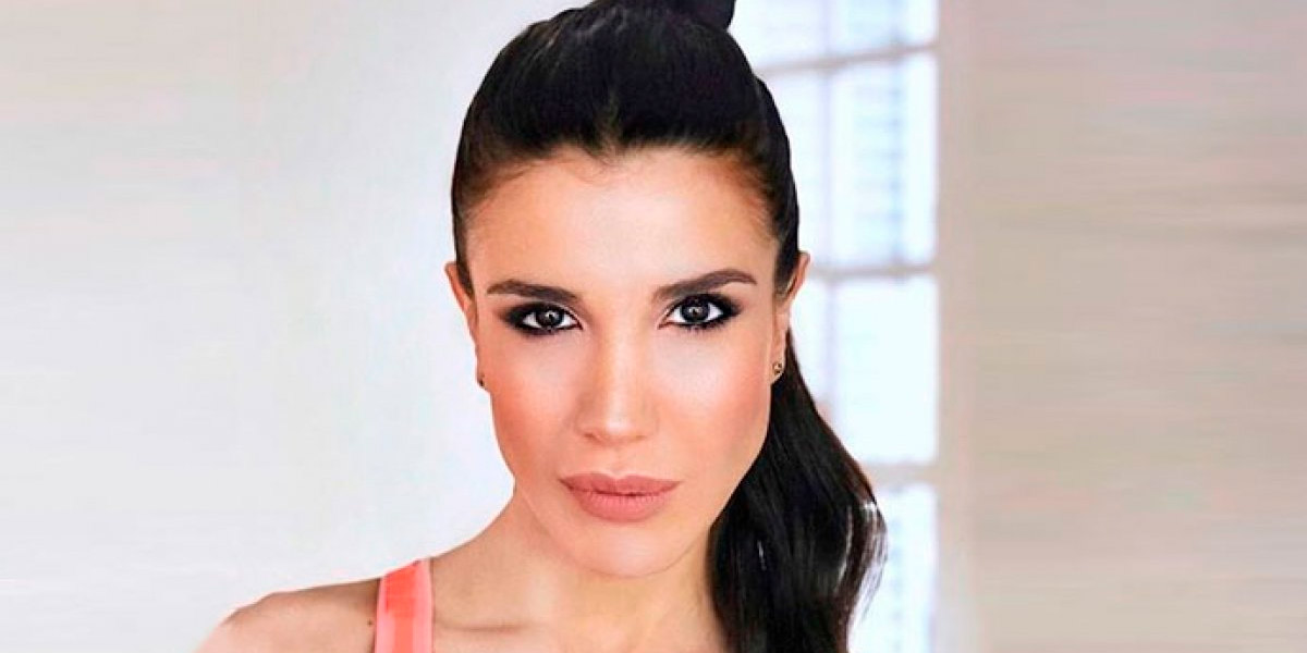 En top, pollera y tacos, Andrea Rincón posó y se entregó al fin de ...