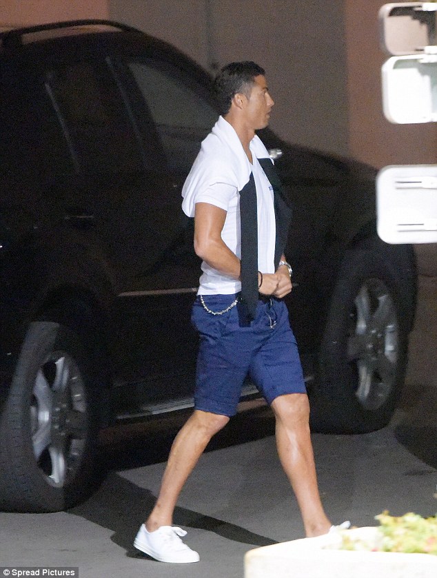 Cristiano Ronaldo es sorprendido orinando en una calle de Saint Tropez
