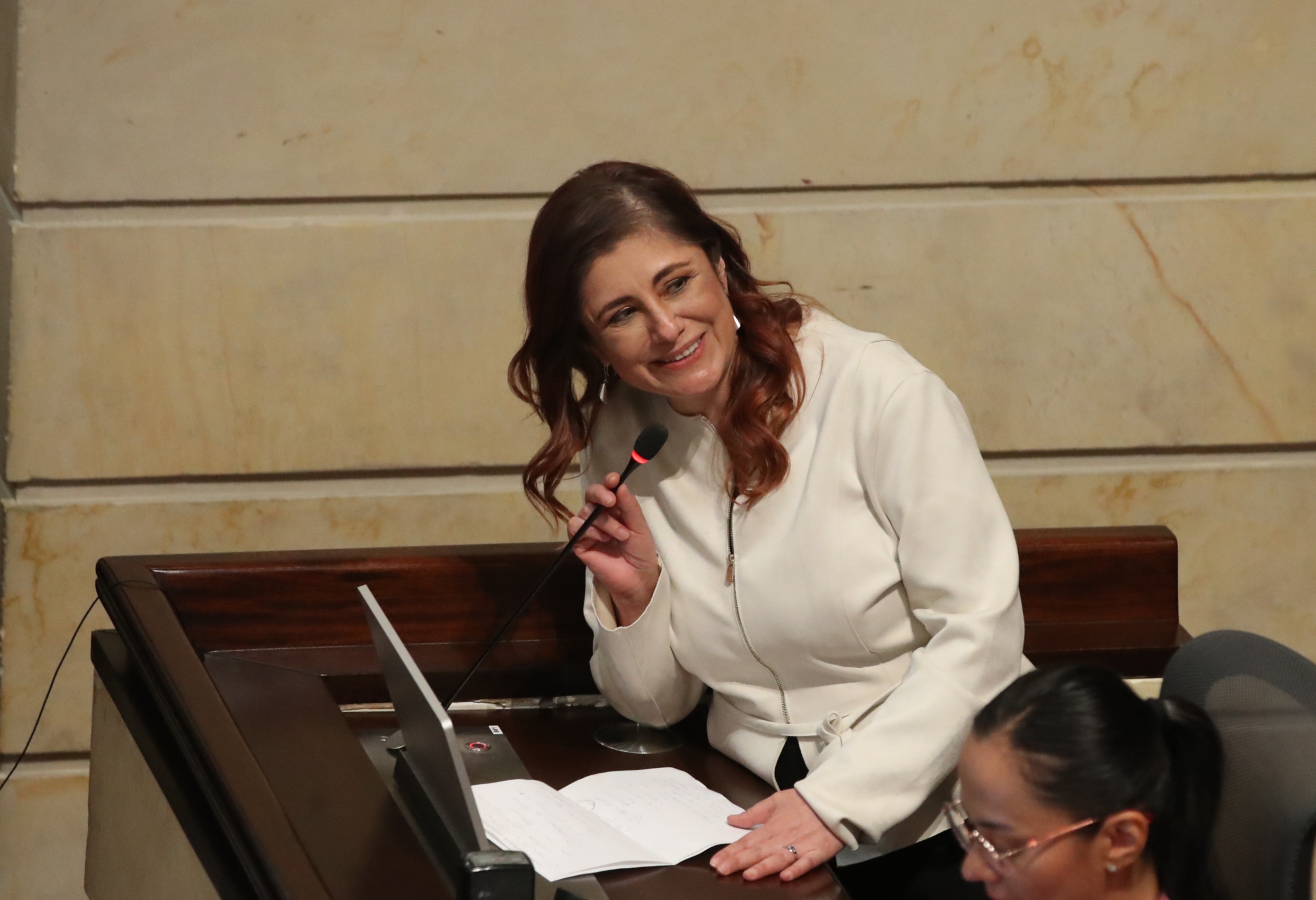¿Quién es Iris Marín, la primera mujer en dirigir la Defensoría del Pueblo?