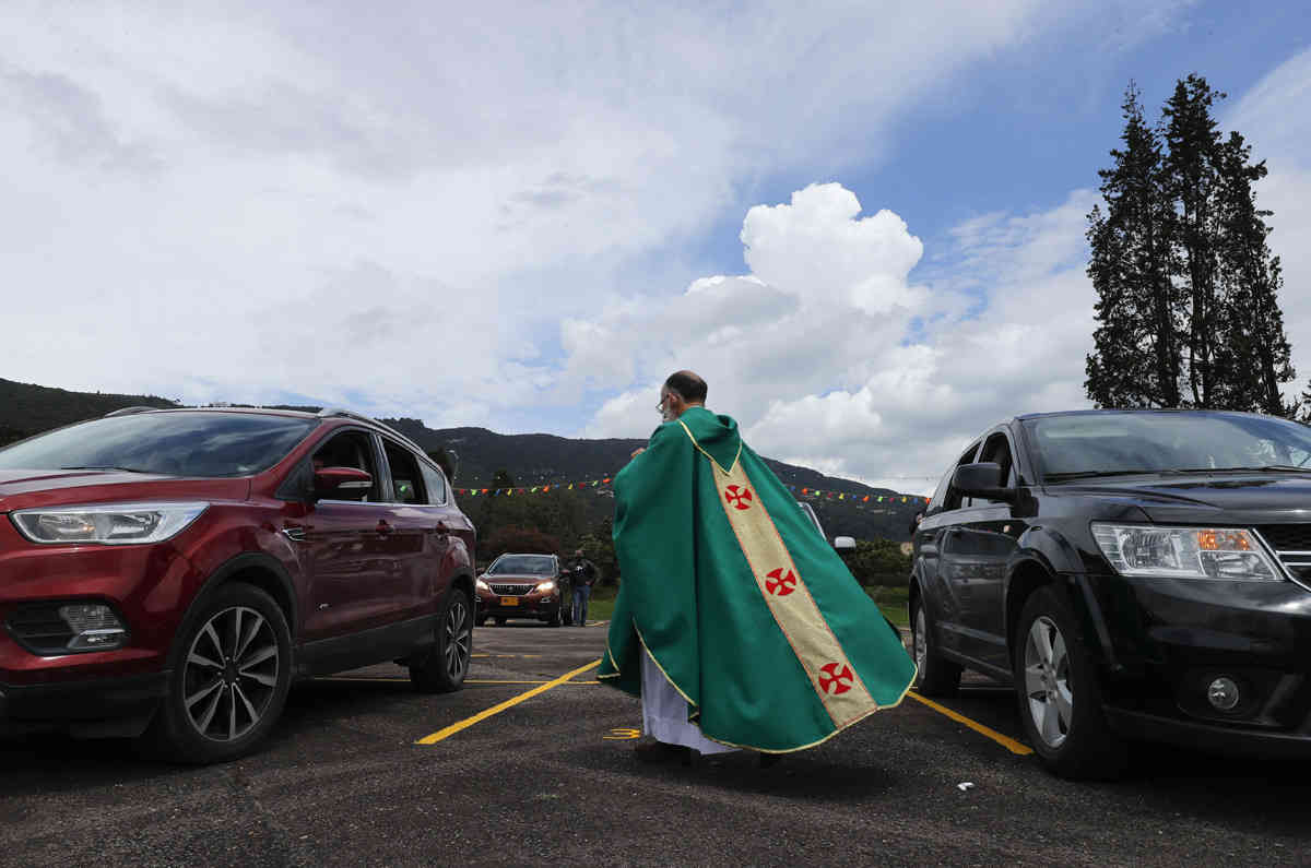 Así son las auto-misas sin bajarse del carro - Semana