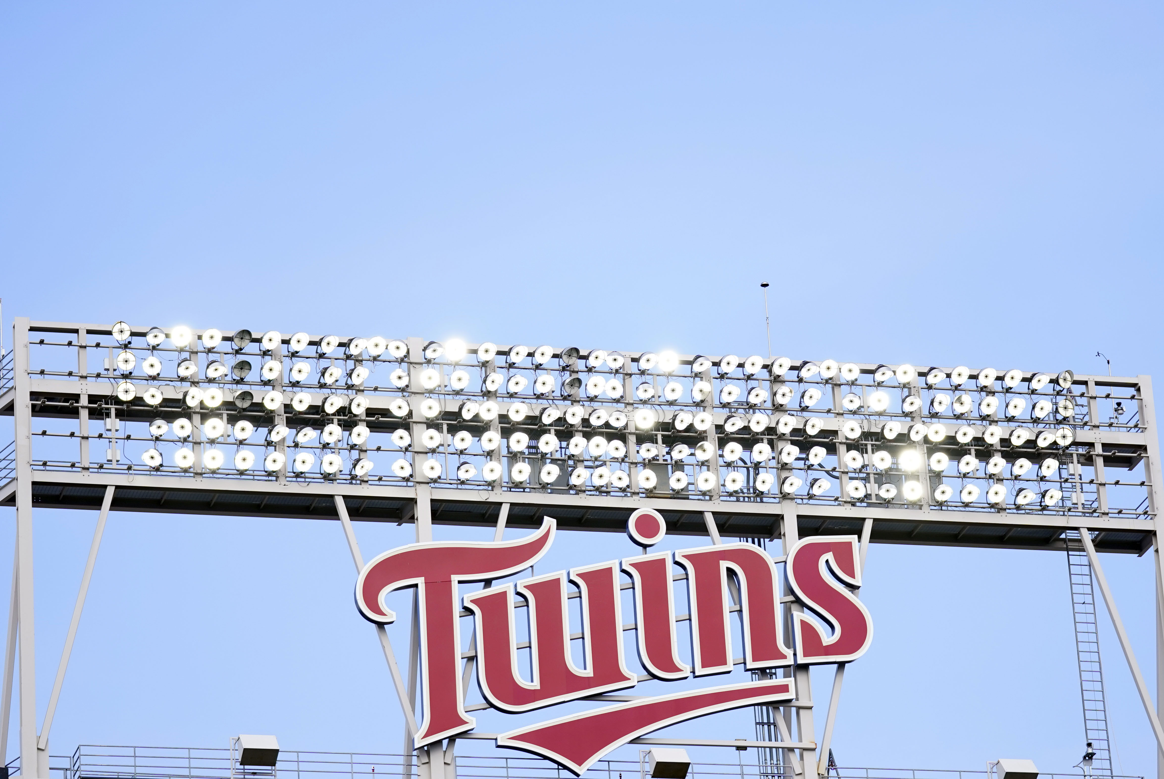 Twins agree to terms with 12 international players