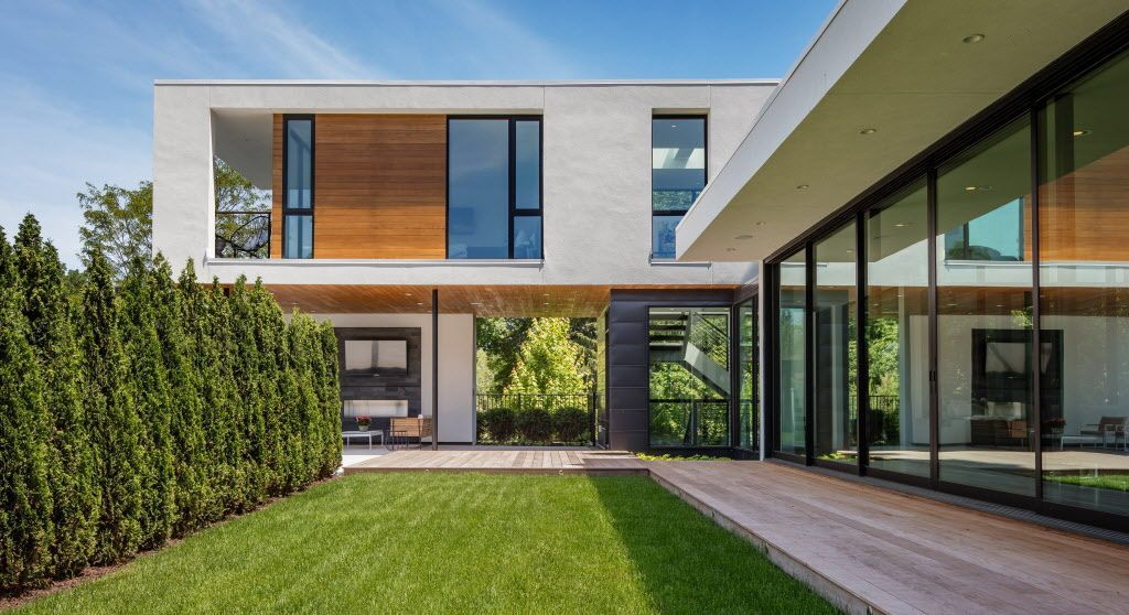 Ultra-modern glass home in Minneapolis offers inside-out living