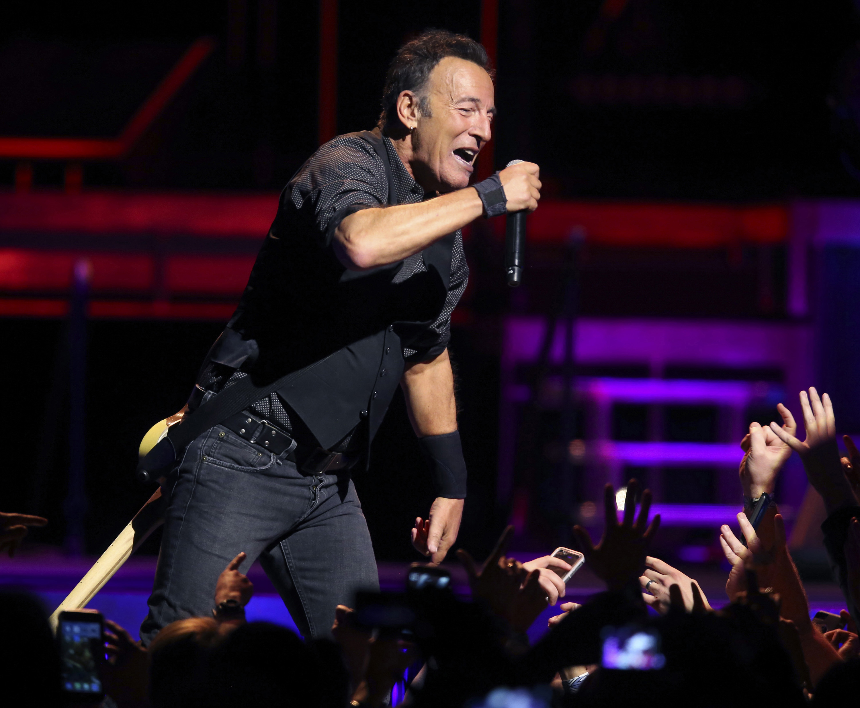 Bruce Springsteen fans on fire over ticket prices to his St. Paul show ...