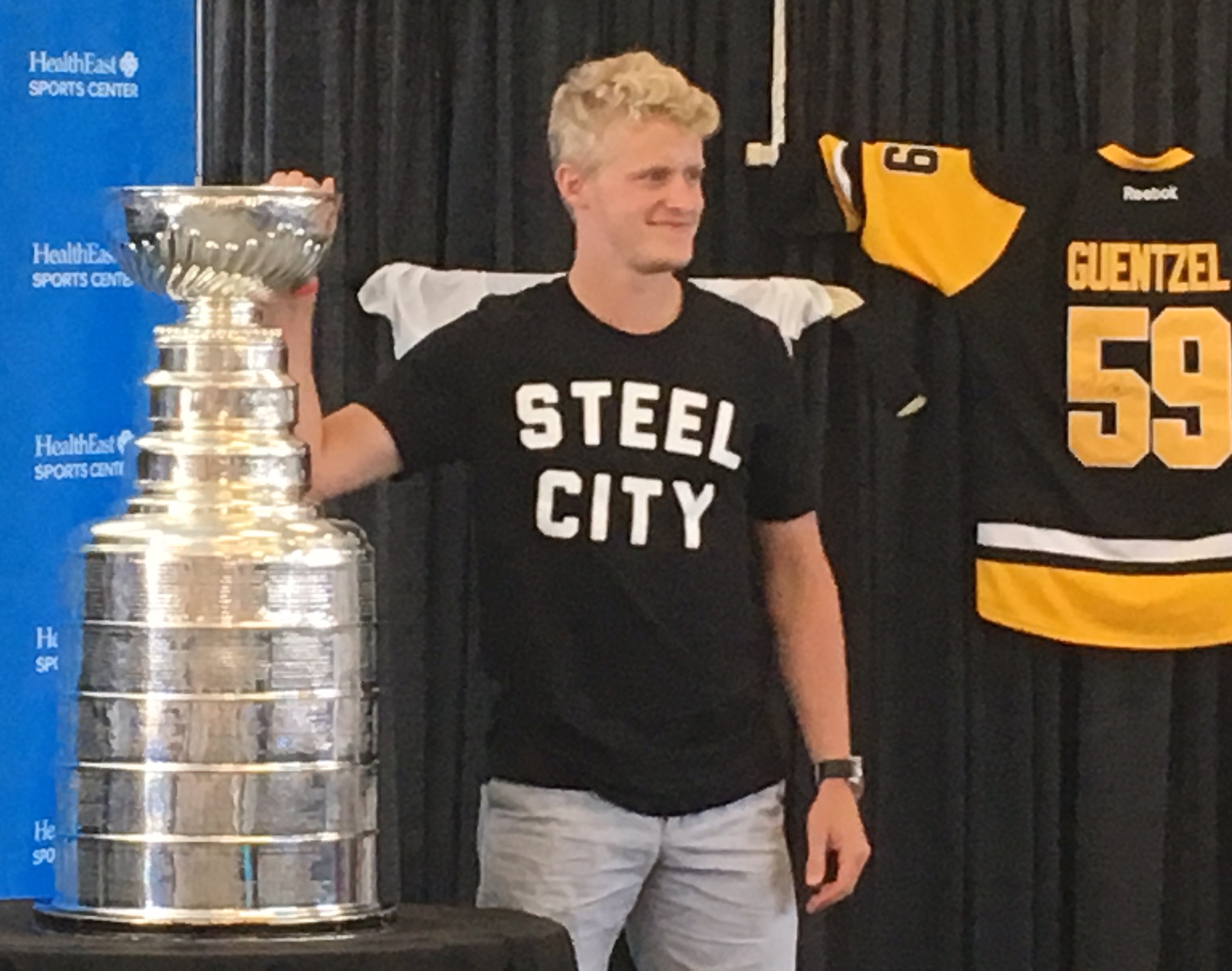 Jake Guentzel brings Stanley Cup to Woodbury