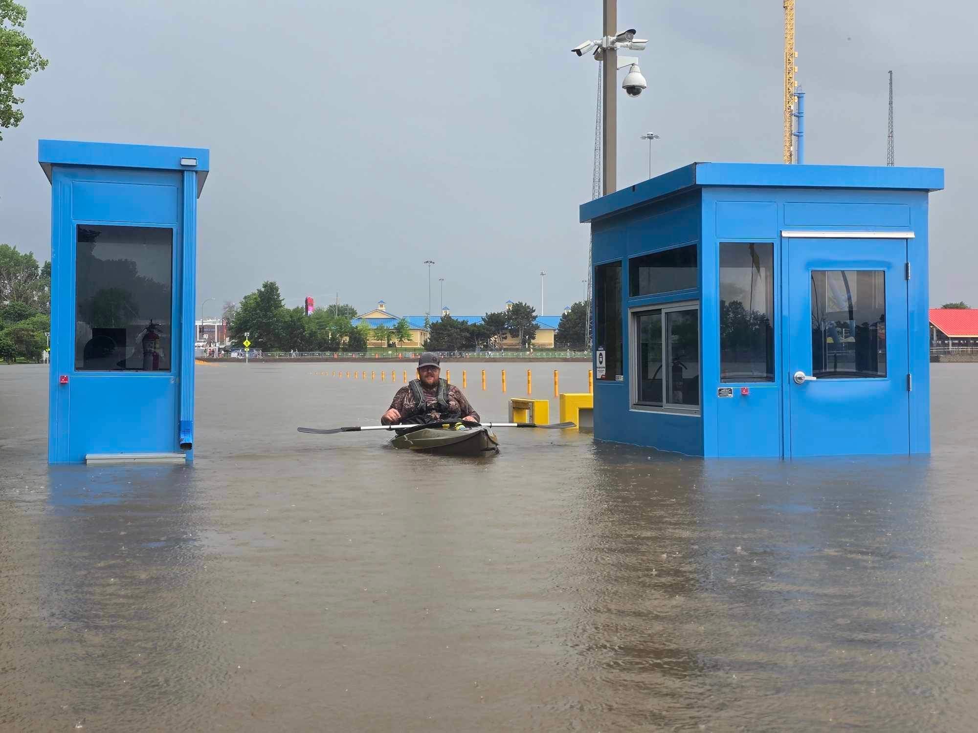 Kayakers paddle into flooded ValleyFair amusement park, without ever ...