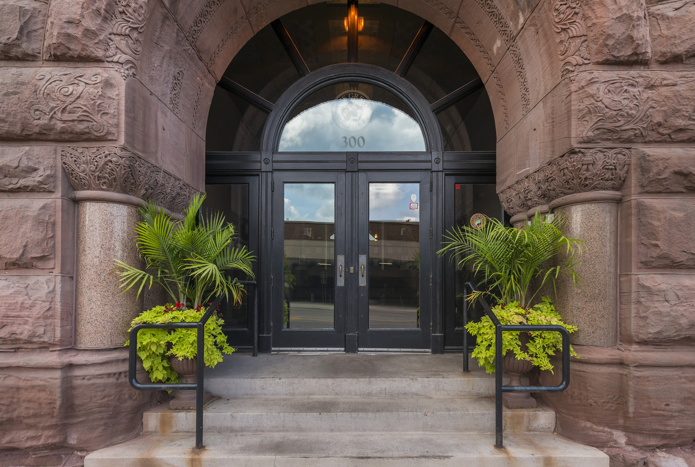 Luxe St. Paul condo listed at $950,000 offers modern amenities, Old ...