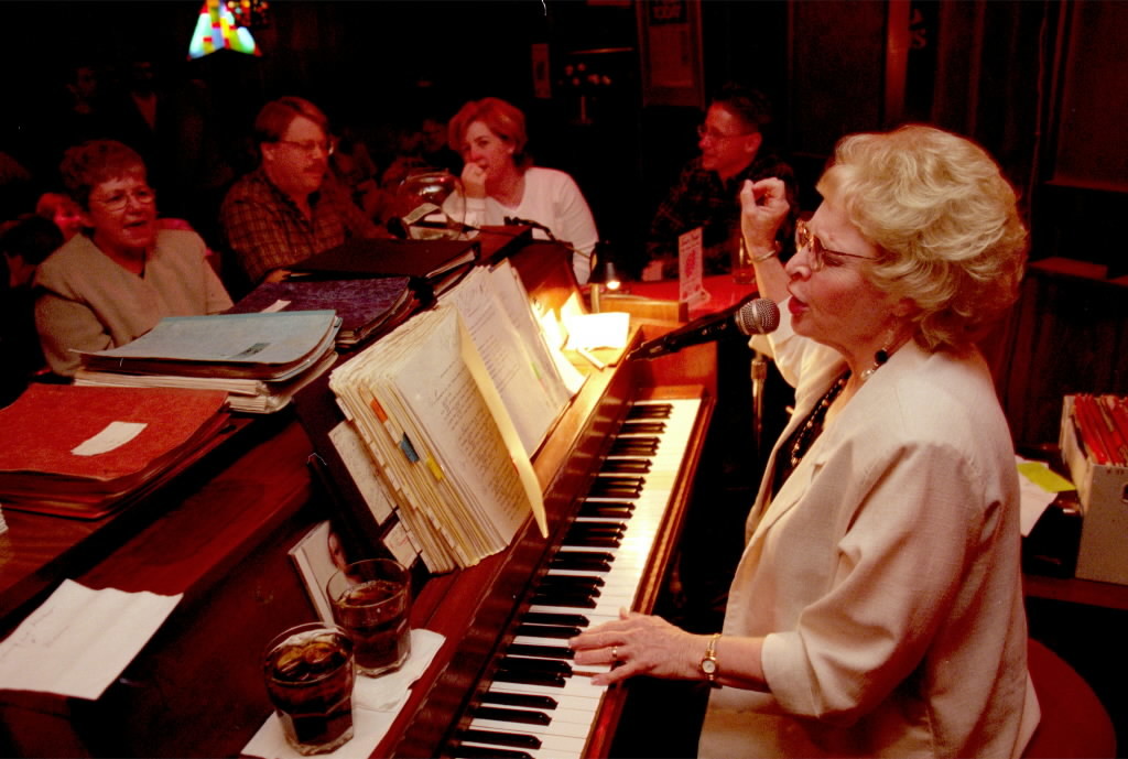 "Sweet Lou" Snider, queen of Nye's piano bar, dies