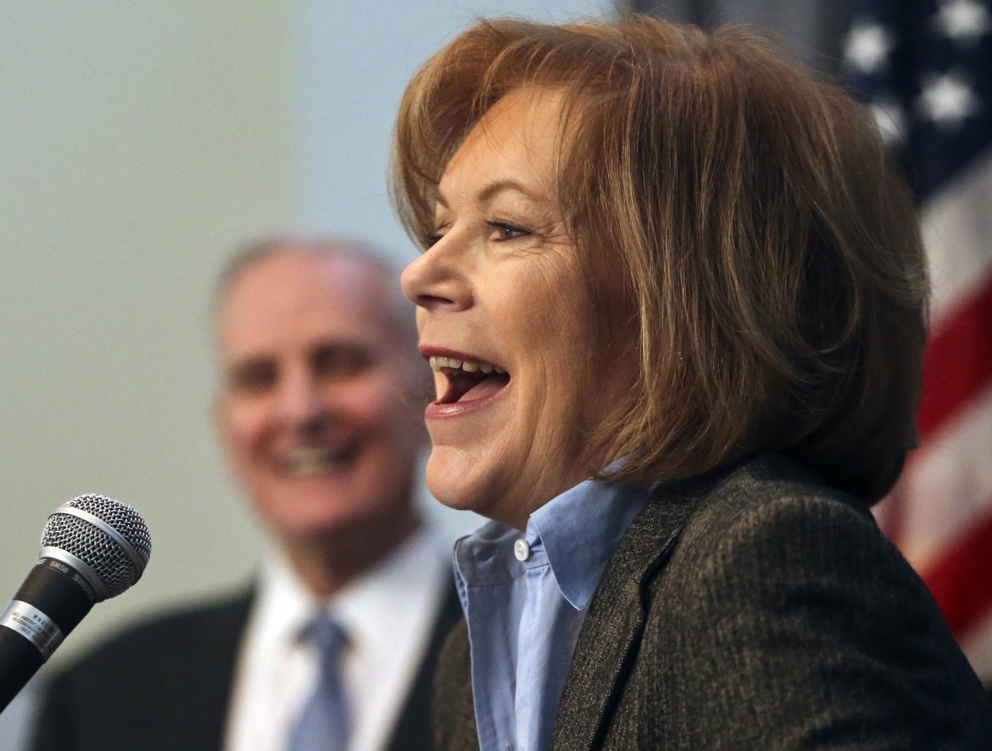 Tina Smith, a political insider, steps onto the national stage
