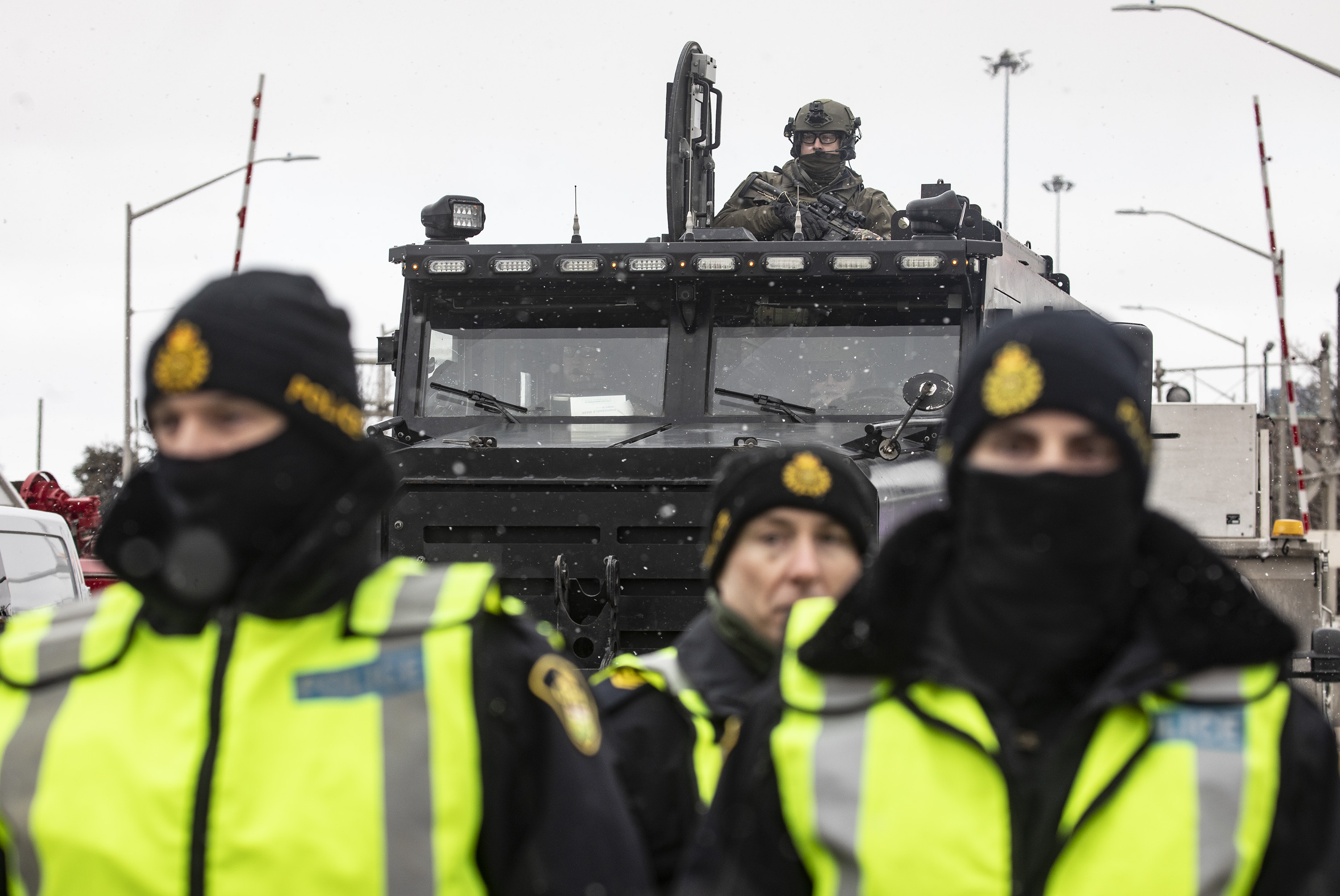 In photos: Police move in to clear blockade from Canada-U.S. border ...
